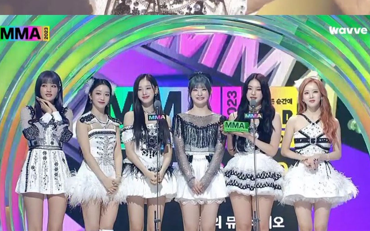 STAYC exhibited a diverse array of charms at ‘MMA 2023’ with their powerful cheerleader ...